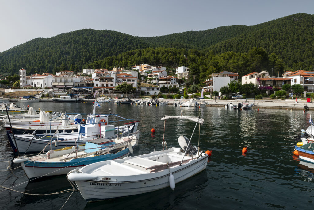 Καλοκαιρινές διακοπές στη Σκόπελο -Βουτιές, μονοπάτια και ησυχία ...