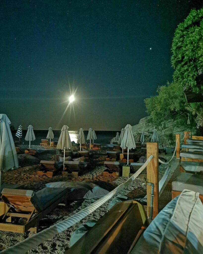 Κάλαμος: Η διπλή παραλία της Εύβοιας με την ιδιαίτερη ομορφιά | travel.gr