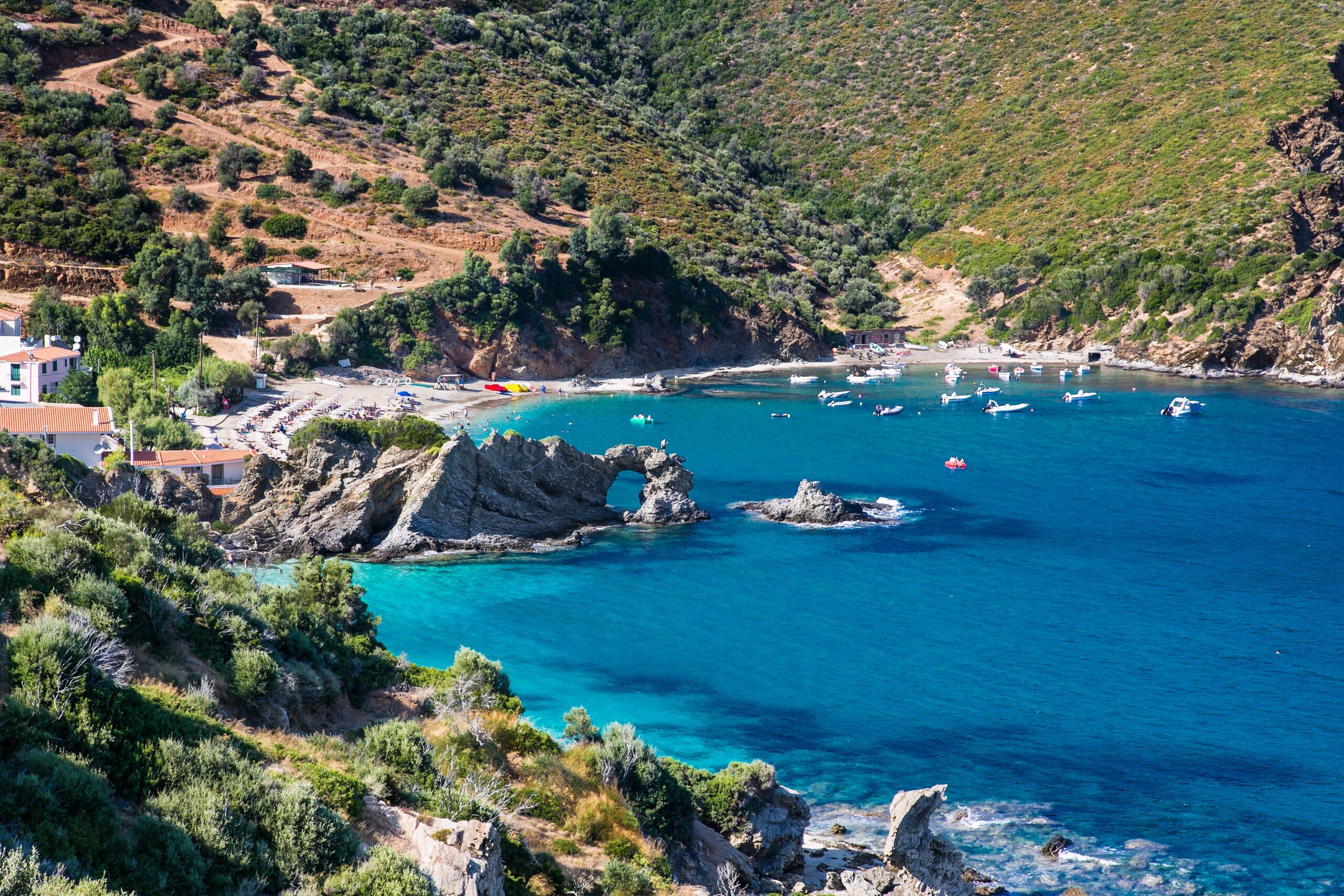 Κάλαμος: Η διπλή παραλία της Εύβοιας με την ιδιαίτερη ομορφιά | travel.gr