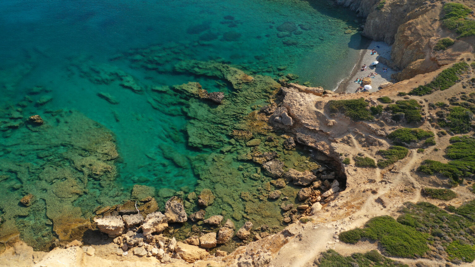 Plakes: A Beach with Refreshing Waters and a Stunning Seabed | travel.gr