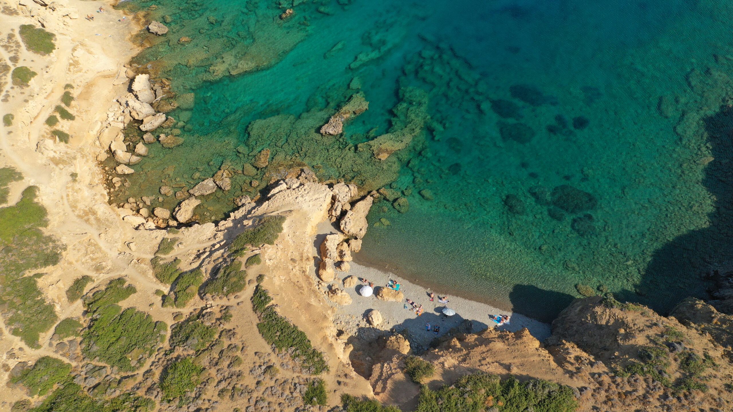 Plakes: A Beach with Refreshing Waters and a Stunning Seabed | travel.gr