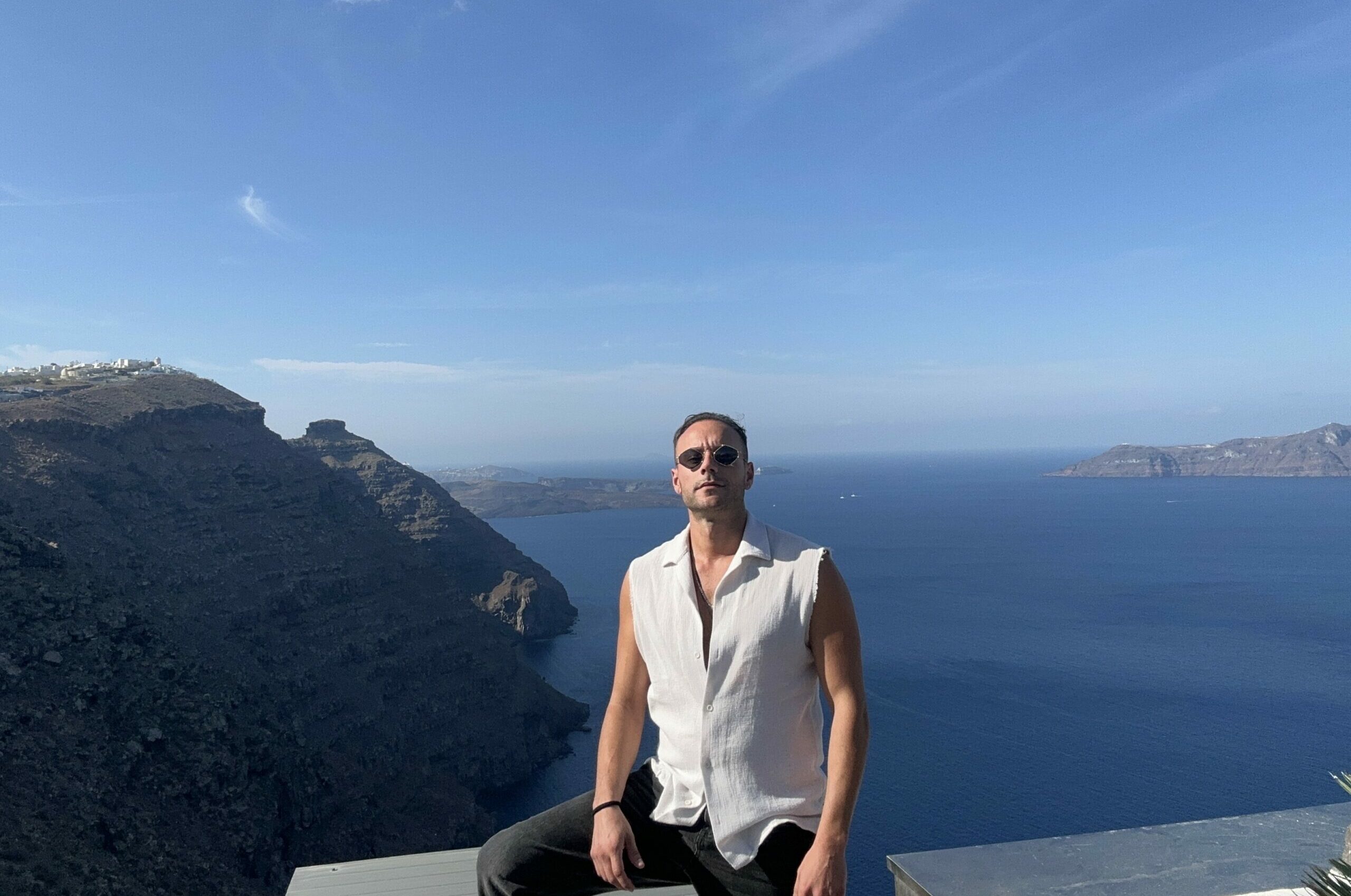 Η Σαντορίνη του ηθοποιού Ορφέα Παπαδόπουλου | travel.gr