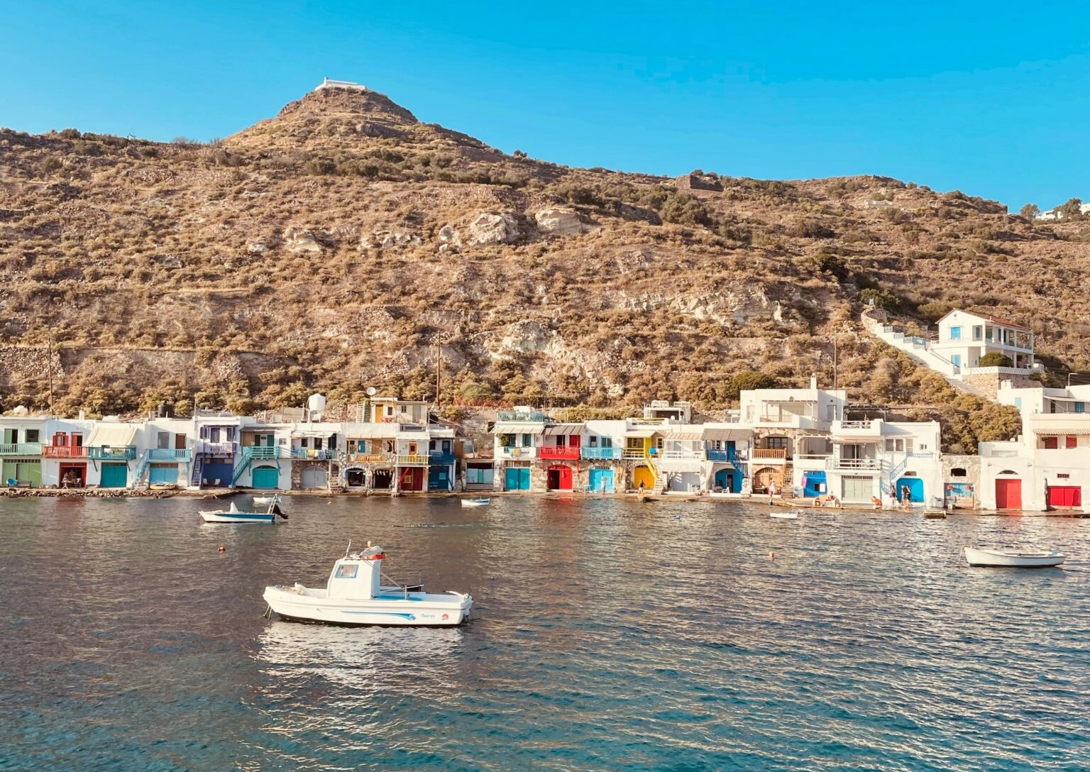 H Μήλος της καθηλωτικής ομορφιάς και της αυθεντικής φιλοξενίας | travel.gr
