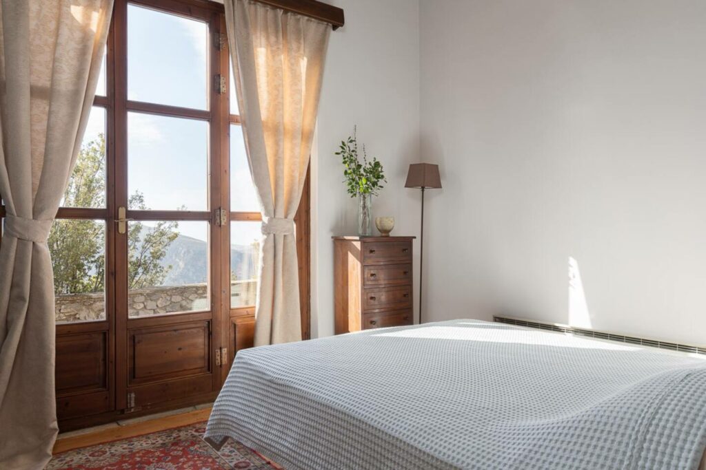 7 Airbnb στην Ελλάδα για τον Νοέμβριο -Πέτρα και τζάκι με θέα | travel.gr