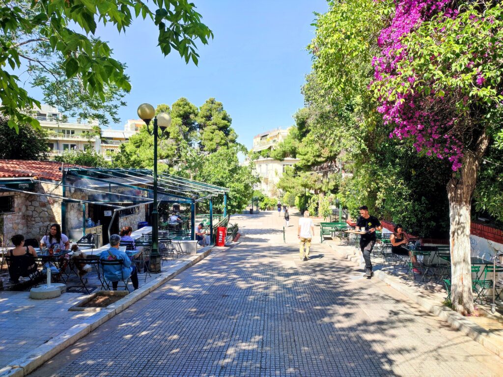 Μία ανοιξιάτικη βόλτα στον Λυκαβηττό, ένα σημείο της πόλης που μας ...
