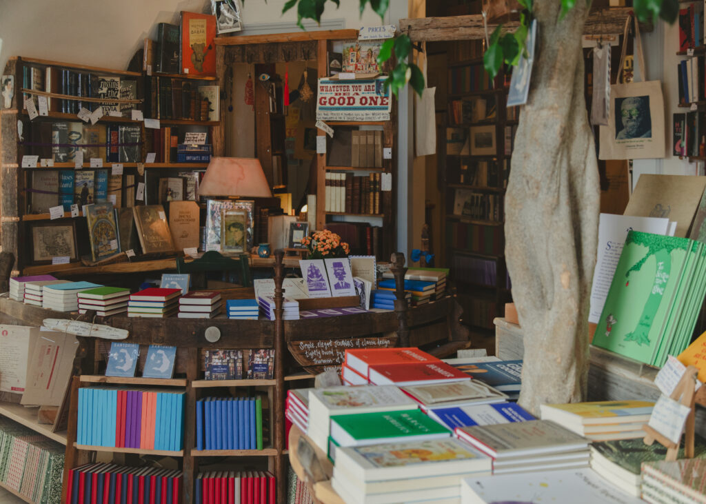 Atlantis Books: Η νέα ζωή του βιβλιοπωλείου της Σαντορίνης που μπήκε ...