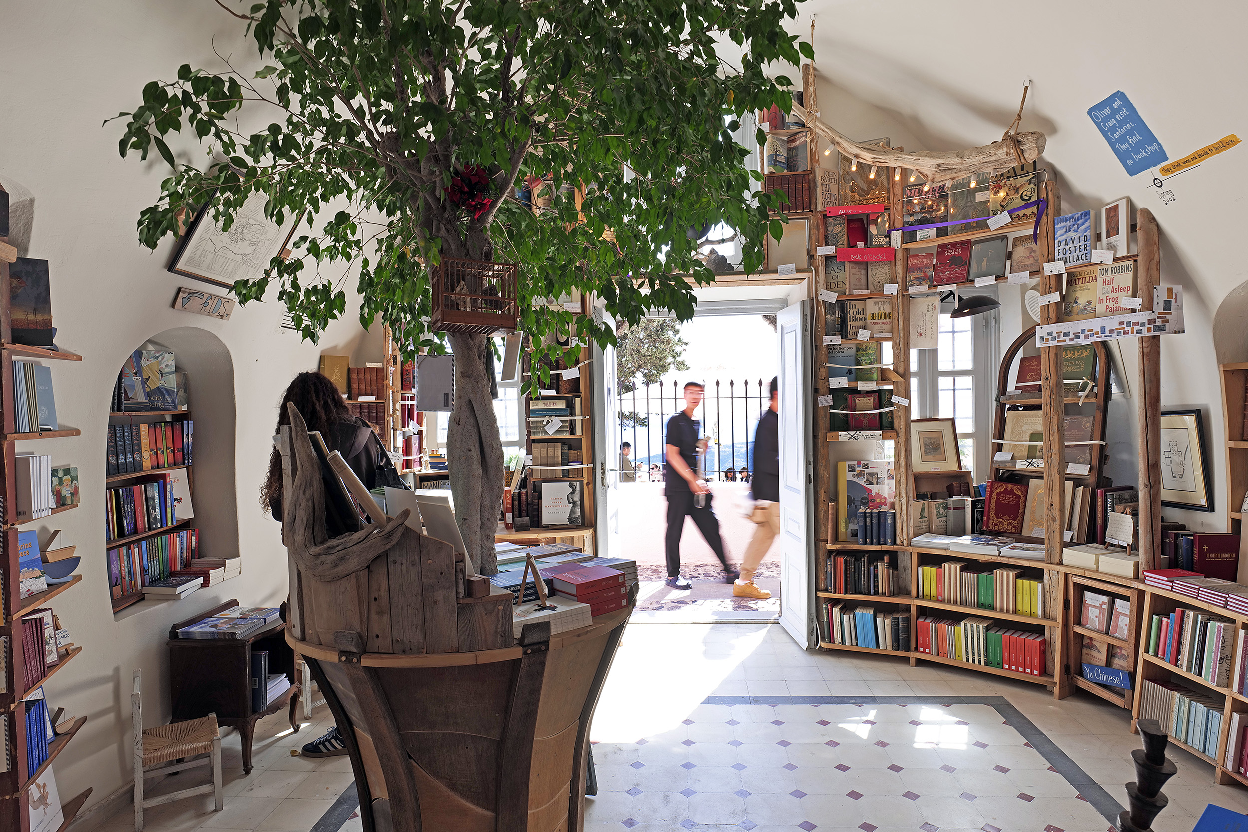Atlantis Books: Η νέα ζωή του βιβλιοπωλείου της Σαντορίνης που μπήκε ...