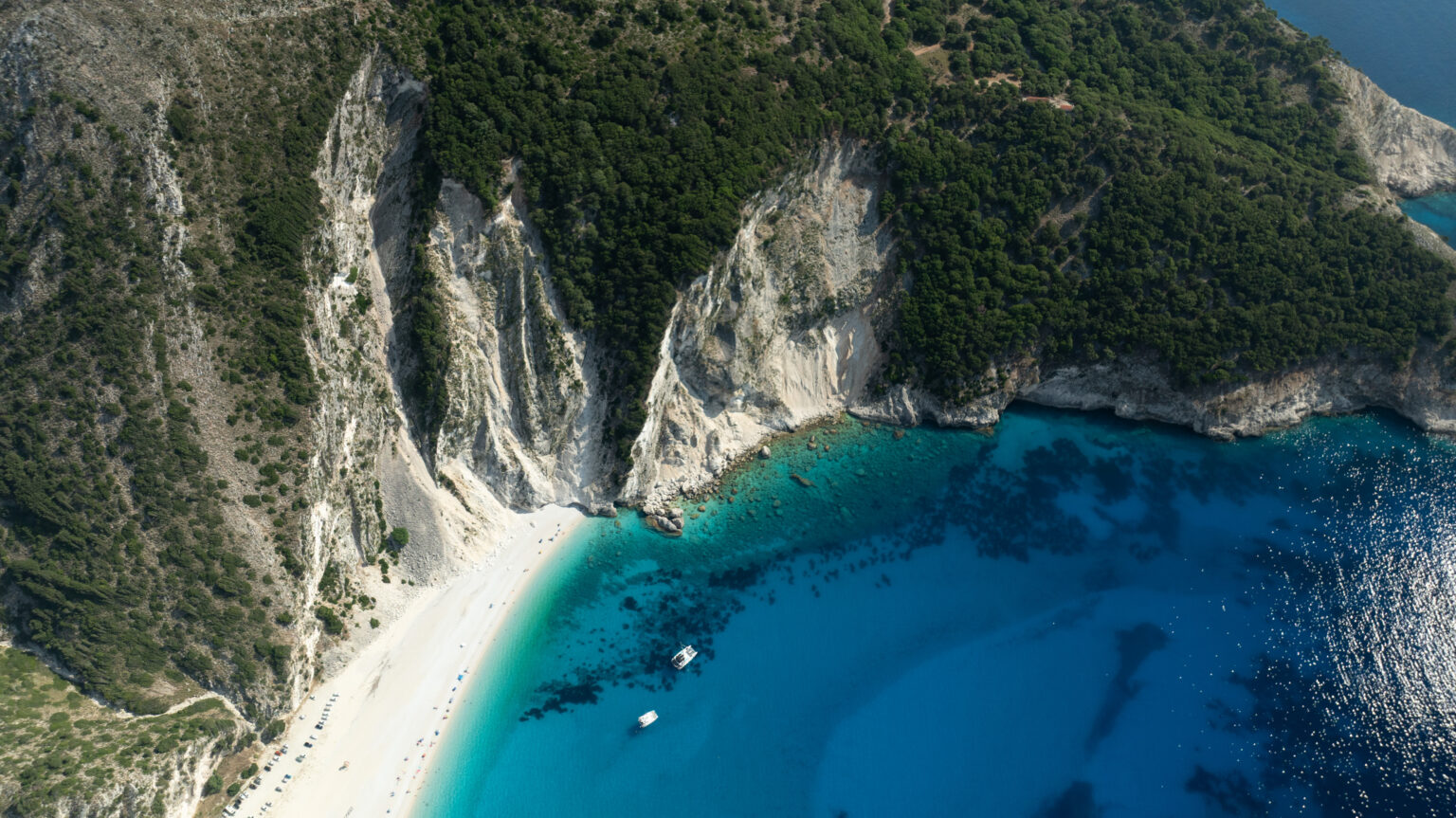 5 παραλίες στην Κορινθία -Πεντακάθαρα νερά και απέραντες αμμουδιές