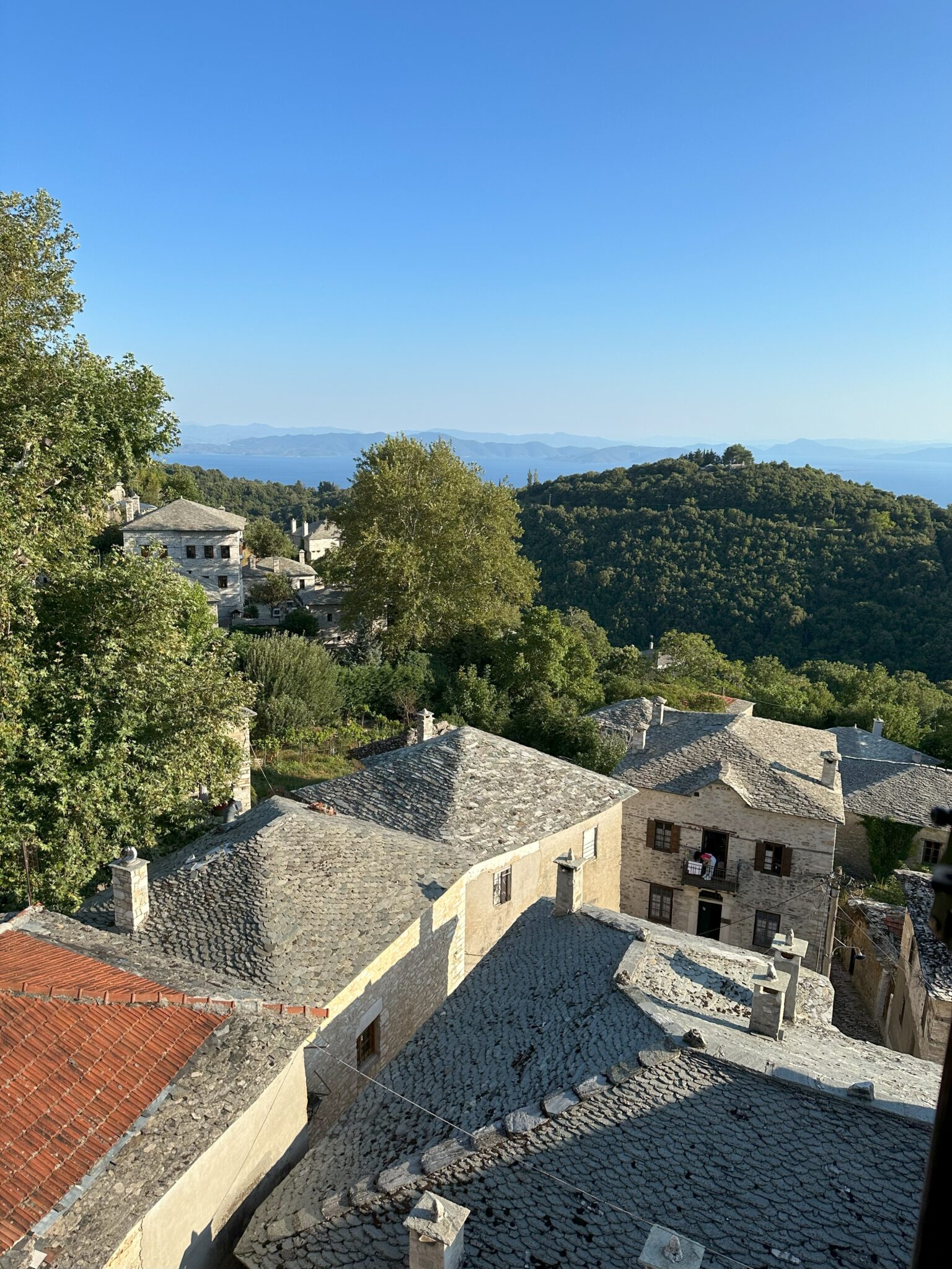 «Αυτός ο τόπος συνδυάζει βουνό και θάλασσα με μαγικό τρόπο»: Το Πήλιο ...